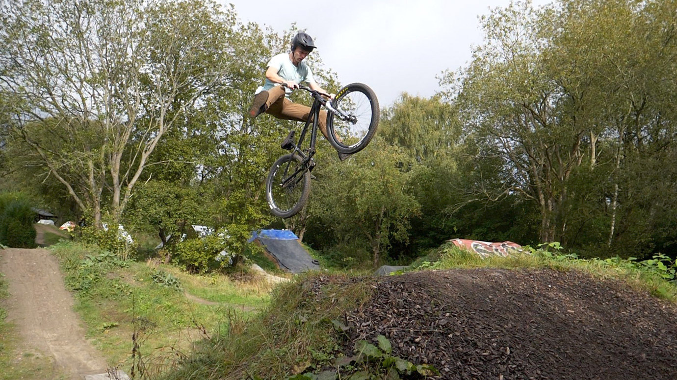 Mountainbike Fahrtechniken & MTB Tricks - binbiken.de