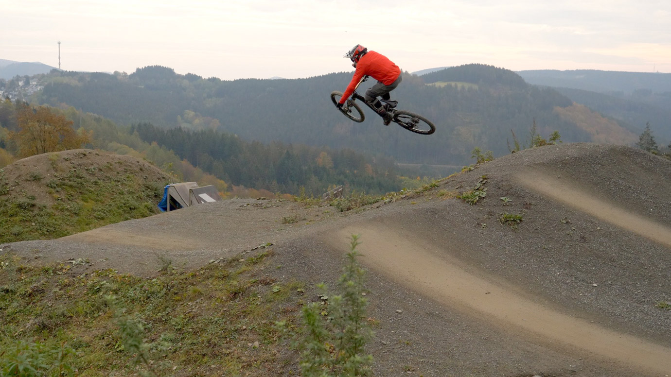 Mountainbike Fahrtechniken & MTB Tricks - binbiken.de